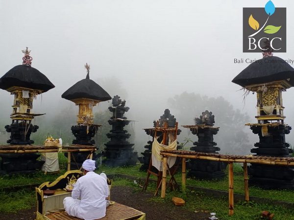 Praying “Matur Piuning” for the construction of Rumah BCC in Besakih ...